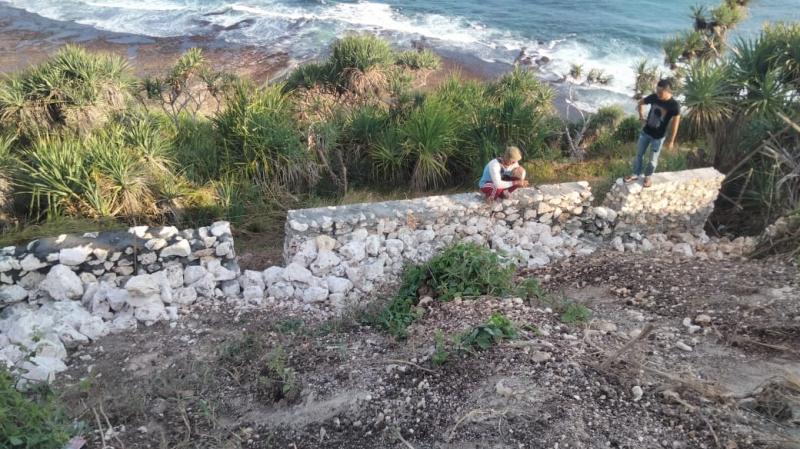 Monitoring Pembangunan Talud Batu Pasang Pantai Watunene: Pening