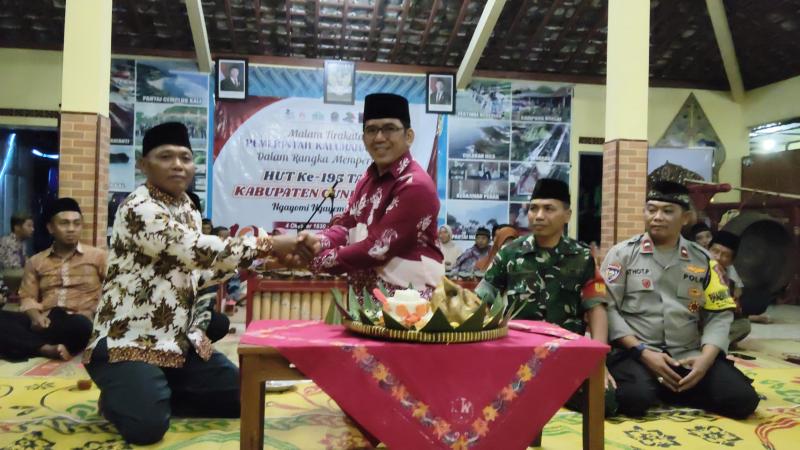 Potong Tumpeng, Simbol Kebersamaan dan Sinergitas Pemerintahan K